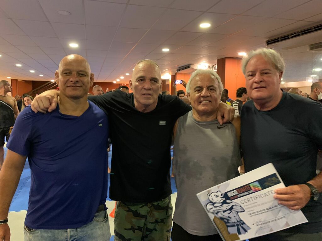 Hugo Duarte homenageia ex-rivais com a faixa-preta de Luta-Livre - PVT