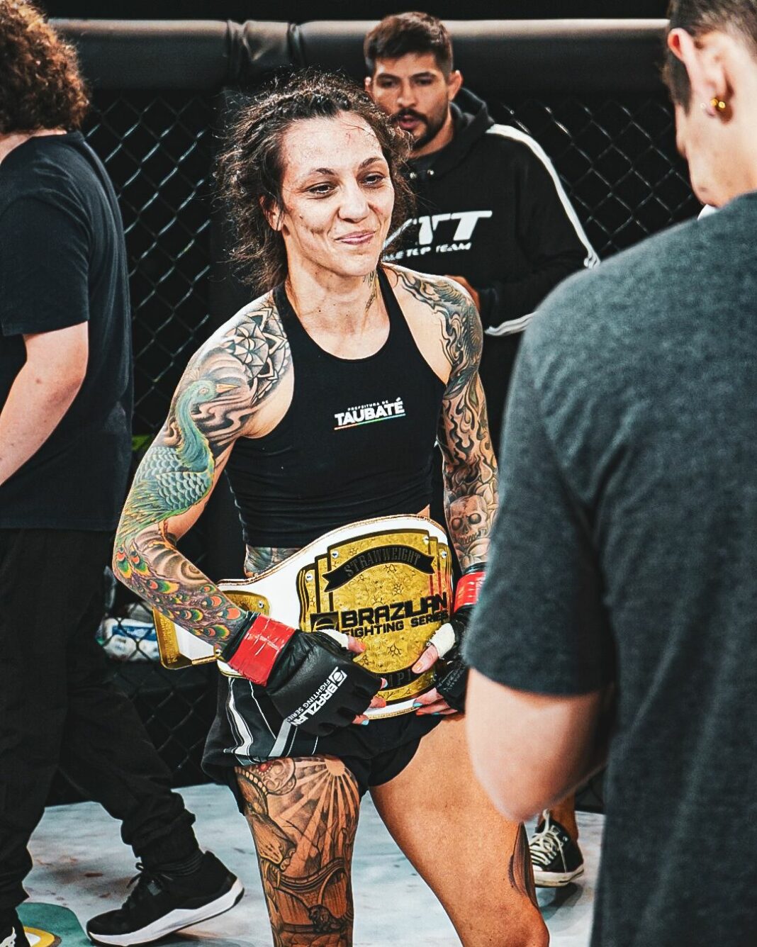 De volta ao cage após saída do UFC, Kalindra Faria se torna a primeira ...